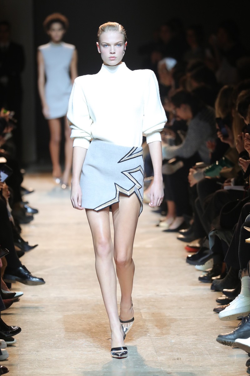 Mugler passeia em seu habitat natural com inverno 2018 oitentista ...