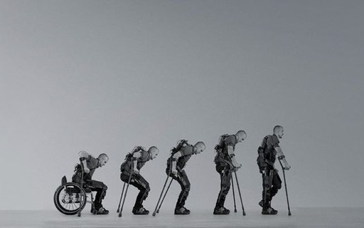 Com a ajuda de um exoesqueleto, homem com lesão medular volta a andar; veja o vídeo - Época ...