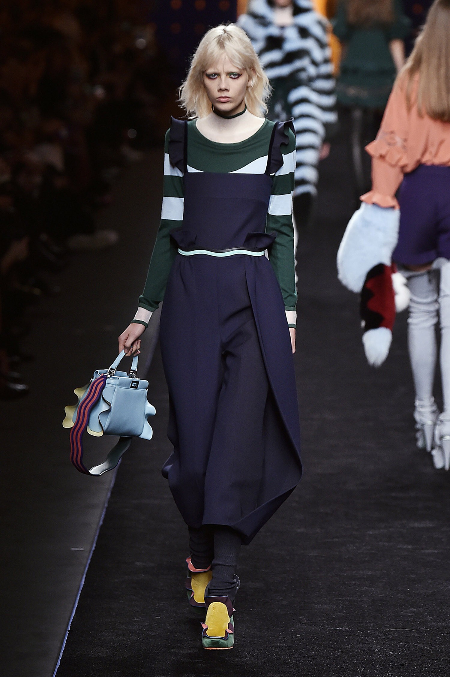 O inverno turquesa da Fendi em Milão | Desfiles | Vogue