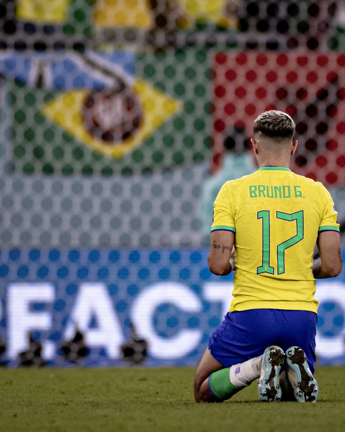 Bruno Guimarães estreia na Copa pela seleção e posta foto com bandeira ...