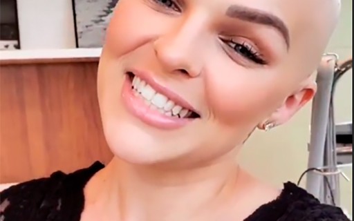 Camila Pinheiro brinca com sua careca em quimioterapia: "Pareço o ...