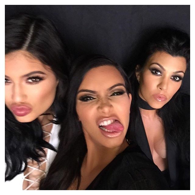 Super trio! Juntinhas, Kim Kardashian e irmãs posam decotadas - Quem | QUEM News