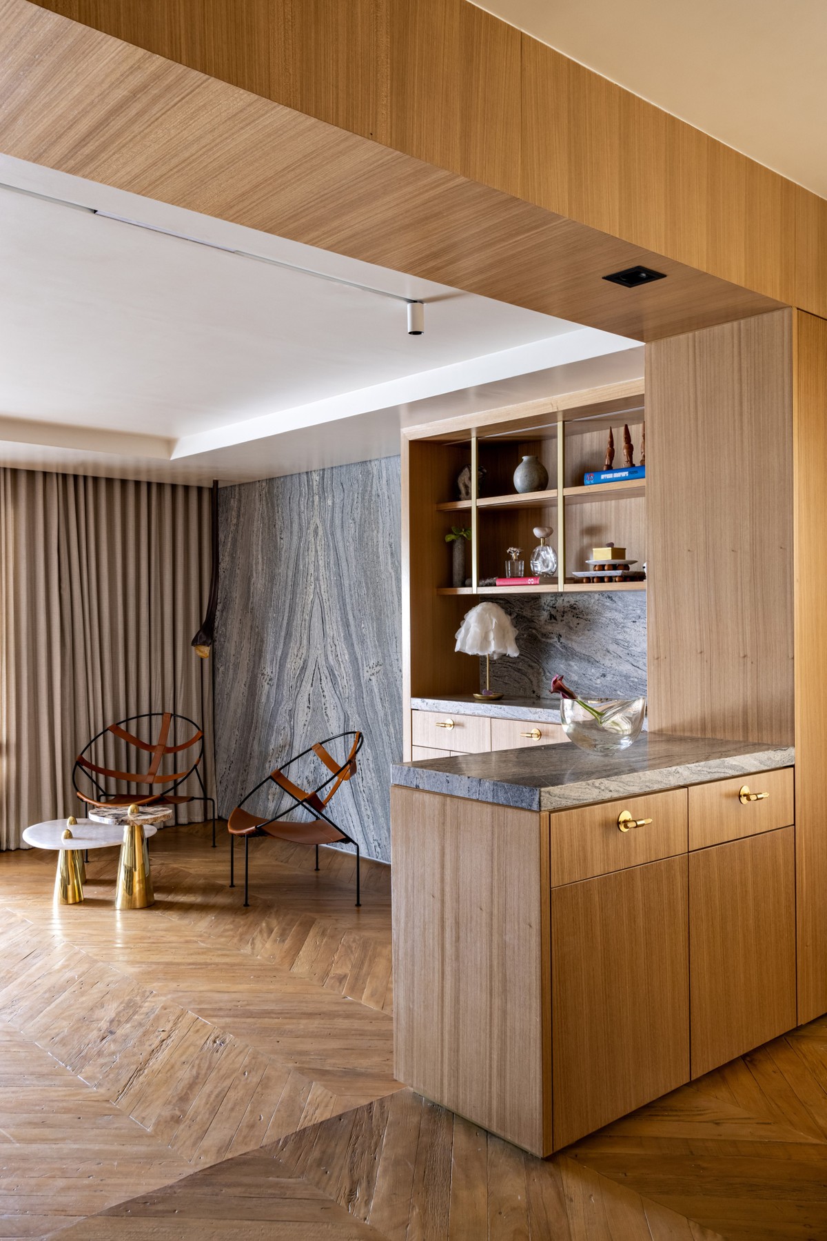 Décor do dia: sala combina madeira, parede com granito e móveis de ...