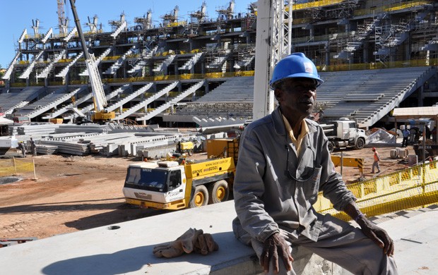 Aos 78 anos, ‘seu’ Brasilino ajuda a erguer a sua segunda Fonte Nova ...