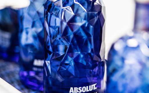 Esta edição limitada de vodka vai assumir o posto de destaque na sua ...