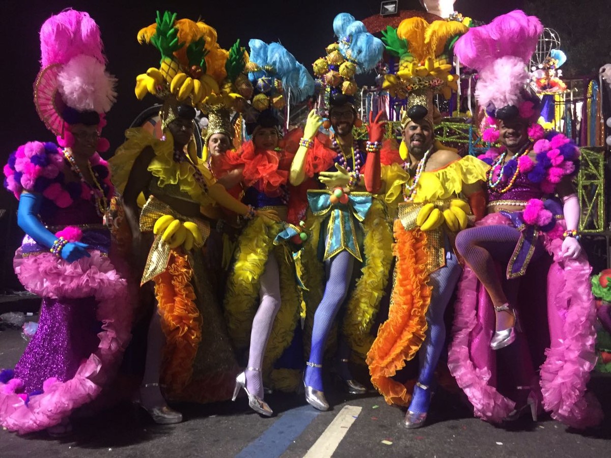 Homens desfilam com salto de até 18 centímetros na Paraíso do Tuiuti ...