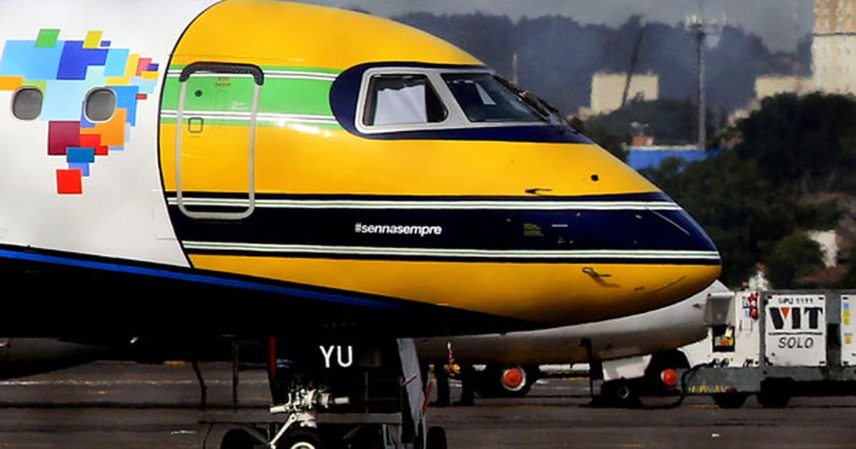 G1 - Azul faz homenagem e pinta avião com as cores do capacete de Senna ...