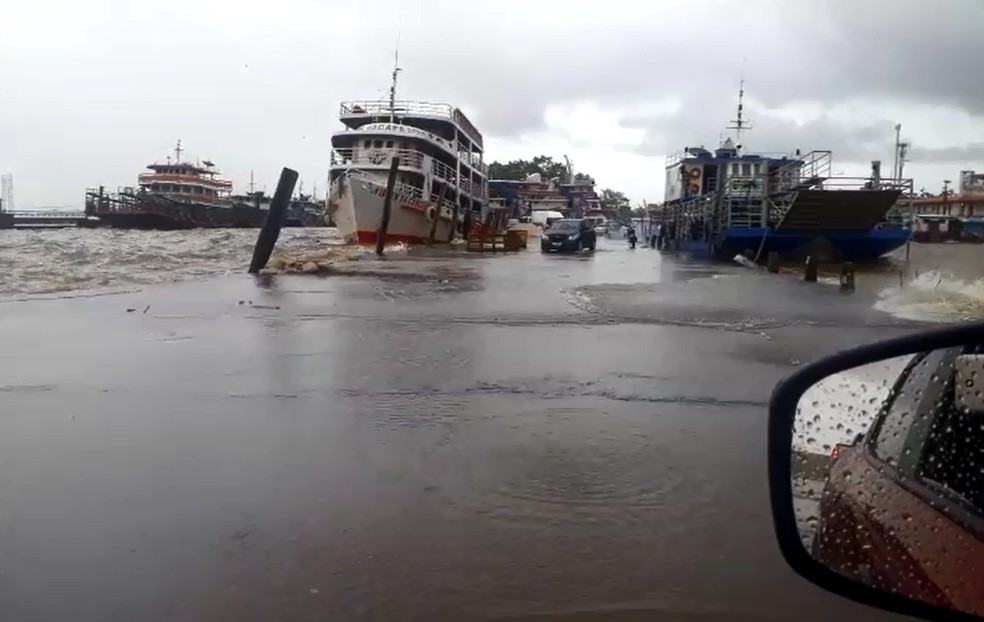 Grande Onda De Maré Alta Do Rio Amazonas - BRUNIV
