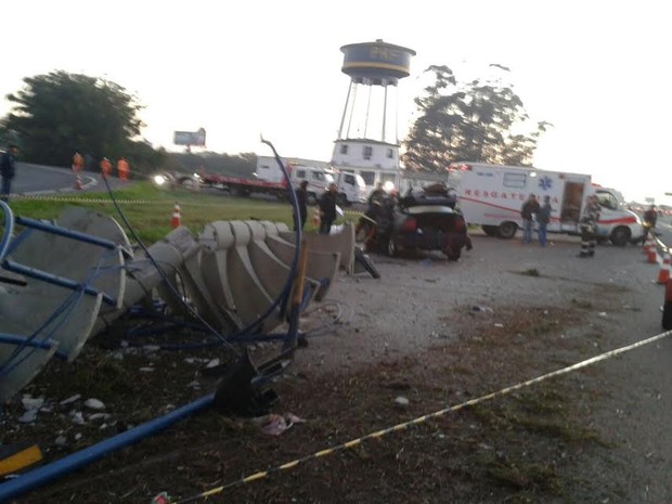 G1 - Carro bate em passarela, condutor morre e passageiros se ferem no ...