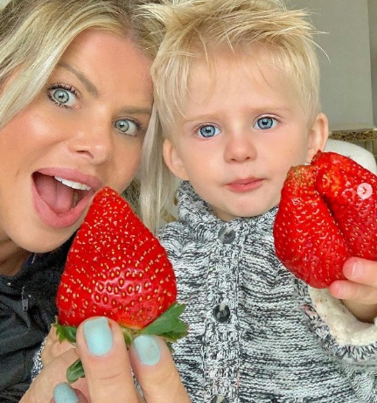 Enrico, filho de Karina Bacchi, encanta degustando morangos gigantes ...