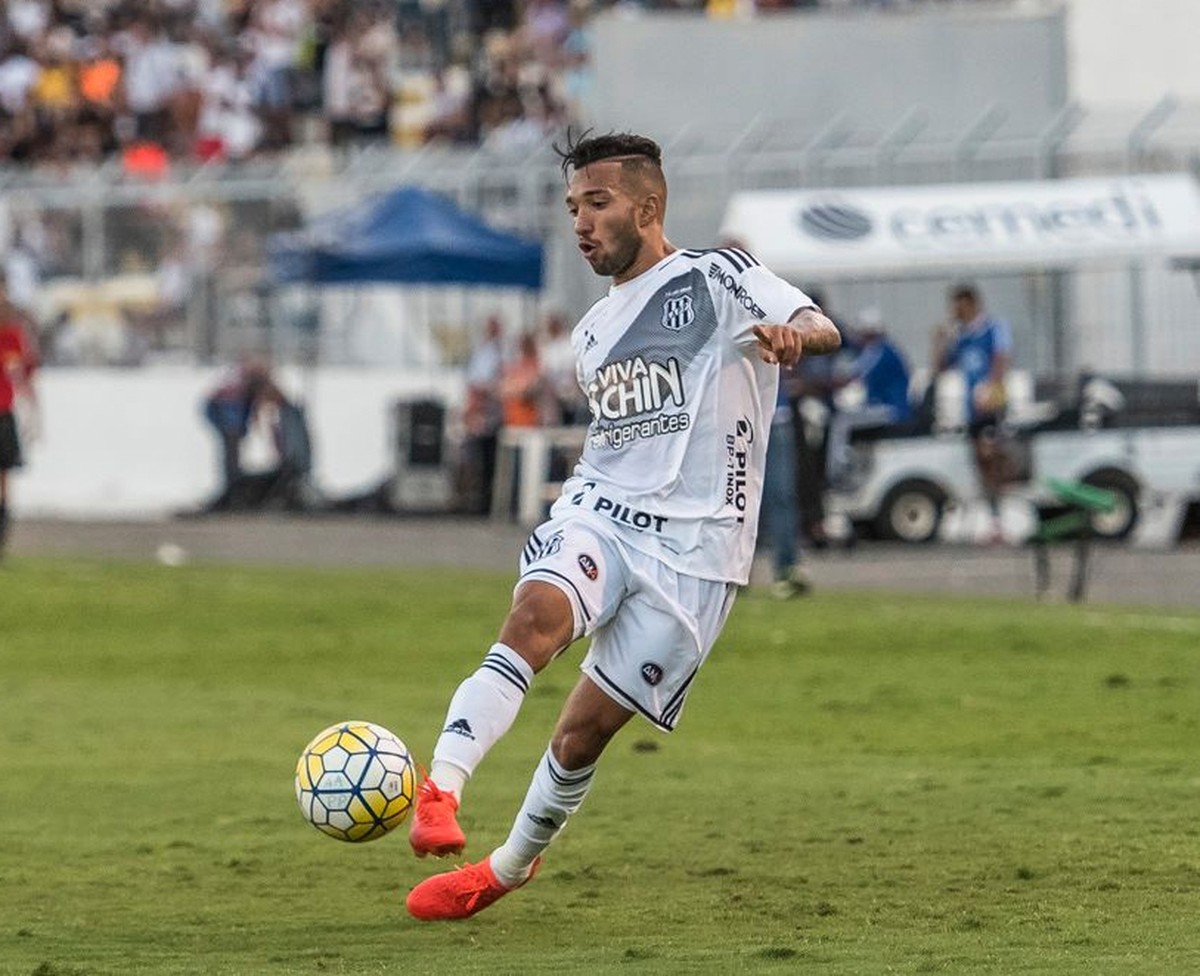 Na mira do Corinthians, Clayson despista sobre futuro: "Tenho contrato ...