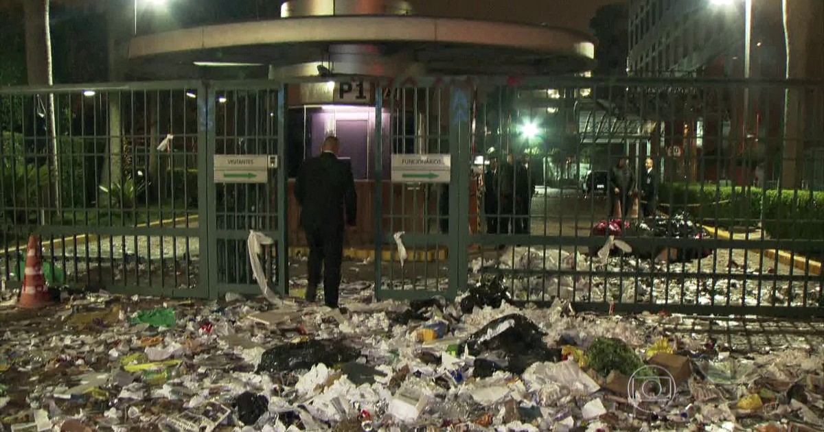 G1 - Prédio da editora Abril é pichado durante protesto contra revista ...