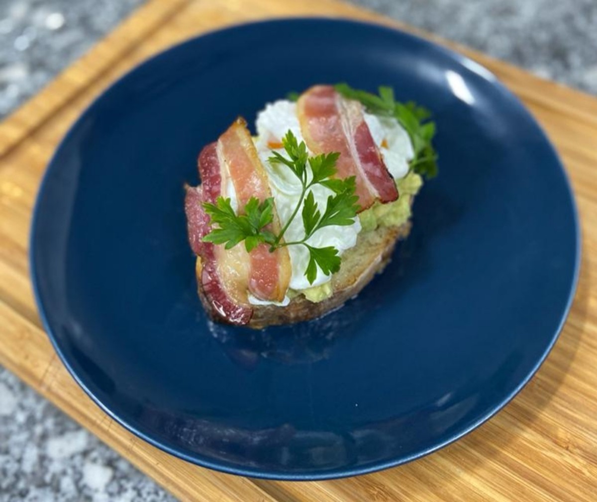 Avo-toast: ovo poché com bacon e abacate do chef Kaywa Hilton | Mestre ...