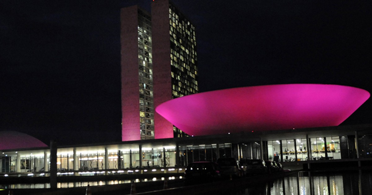 G1 - Campanha contra câncer de mama ilumina de rosa Congresso e ...
