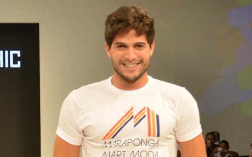 Ex-BBB André Martinelli desfila e leva fãs ao delírio no Ceará - Quem ...