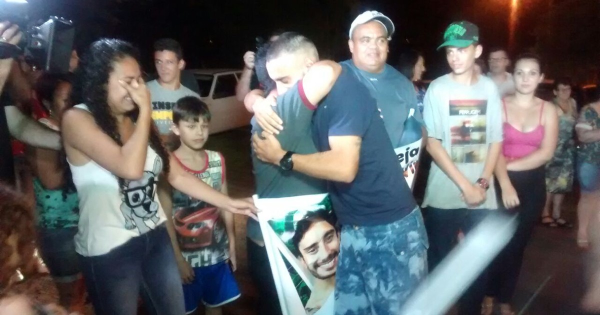 G1 - Após receber alta de hospital, Alan Ruschel chega a Nova Hartz, no ...