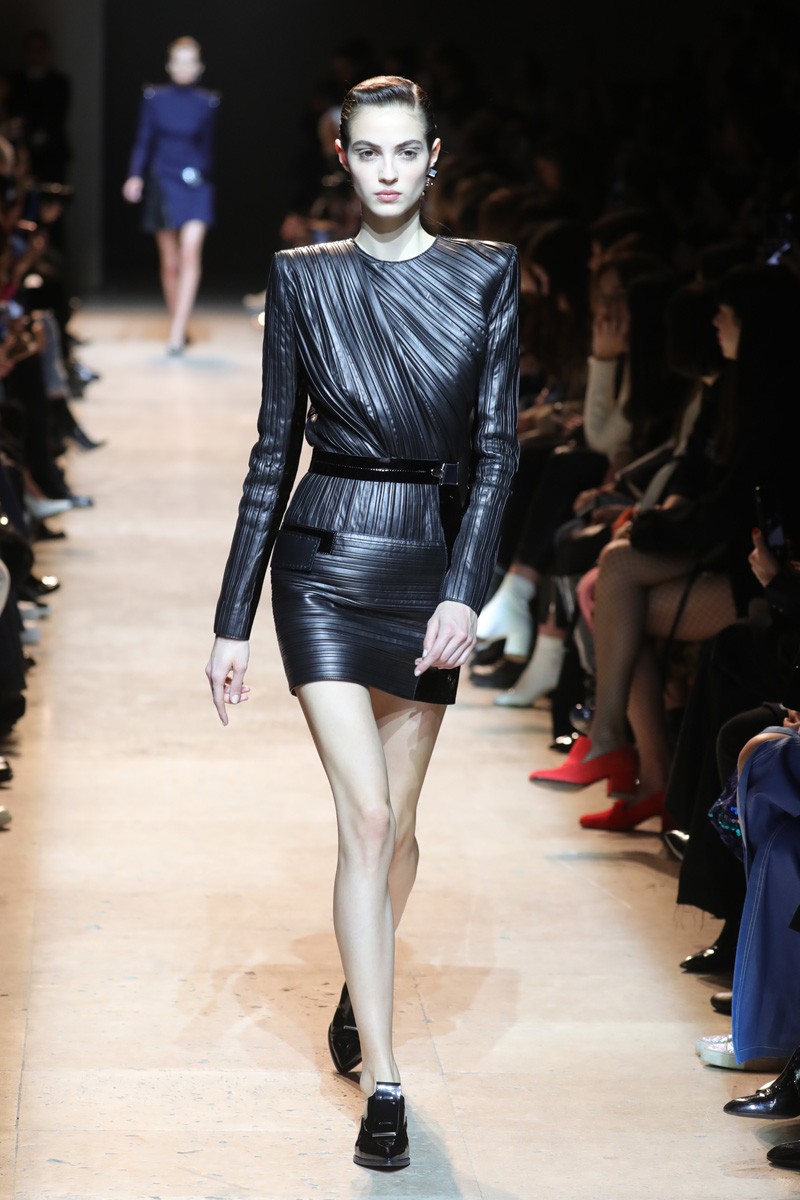 Mugler passeia em seu habitat natural com inverno 2018 oitentista ...