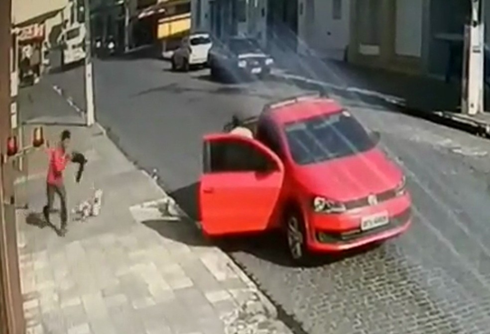 Trio Assalta Lotérica Vizinha A Delegacia Troca Tiros Com Polícia E