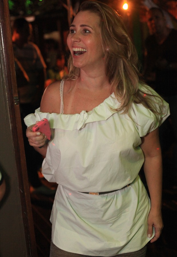 Andréia Sorvetão solta a voz em festa de Eri Johnson - Quem | QUEM News