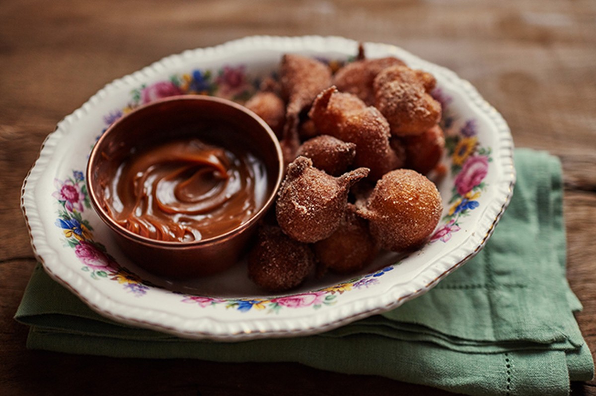 Bolinho de chuva com doce de leite cremoso | Cozinha Prática | Receitas