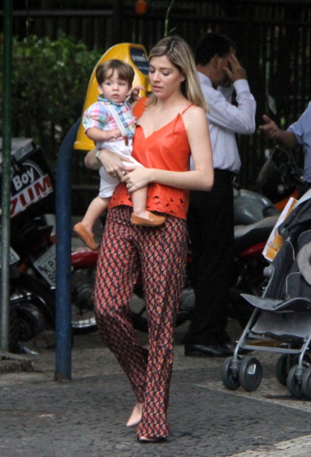 Luma Costa passeia com filho em shopping carioca - Quem | QUEM News