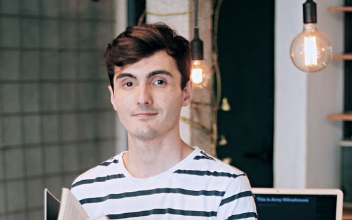 Dia do Livro: Tiago Valente, o influenciador que move as livrarias - GQ ...