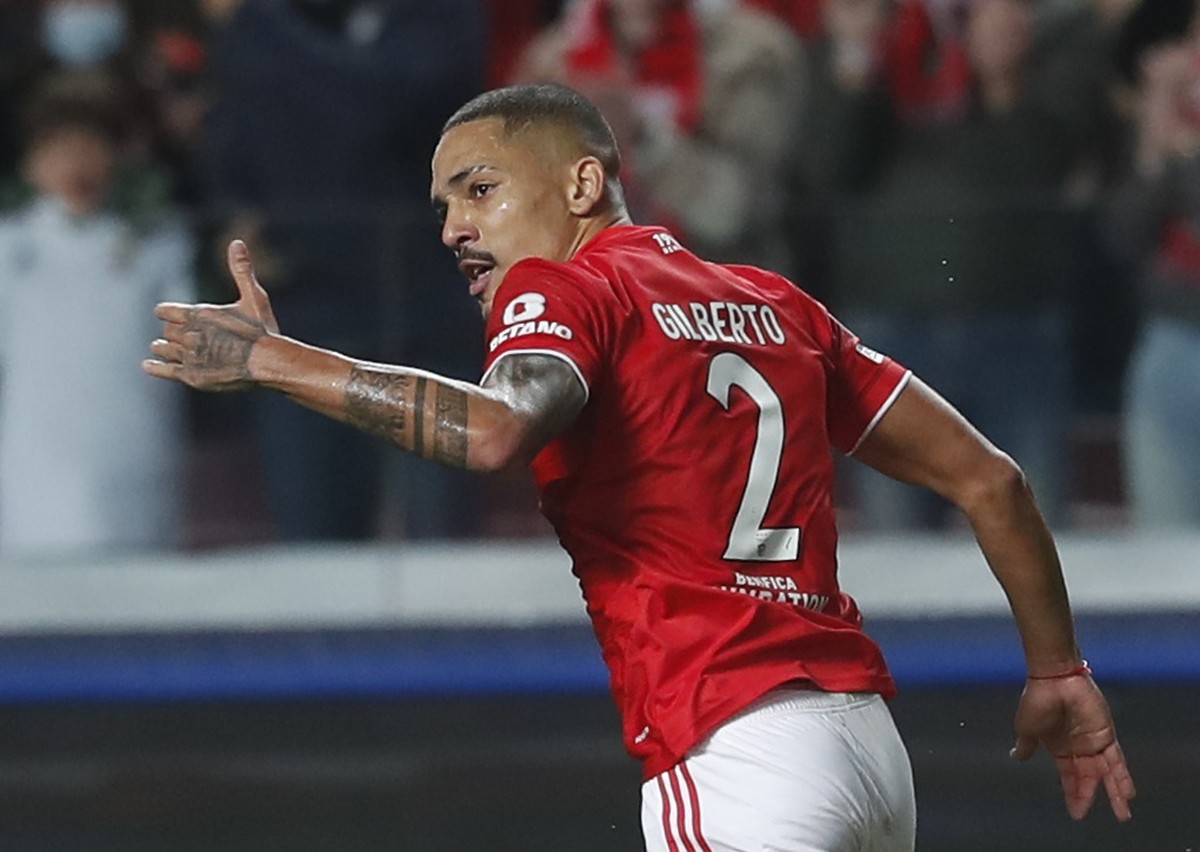 Gilberto vira alvo do Atlético-MG; lateral perdeu posição no Benfica ...