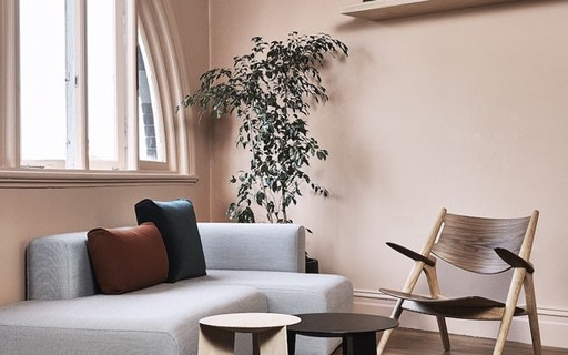 Décor do dia: rosa terroso na sala de estar - Casa Vogue | Décor do dia