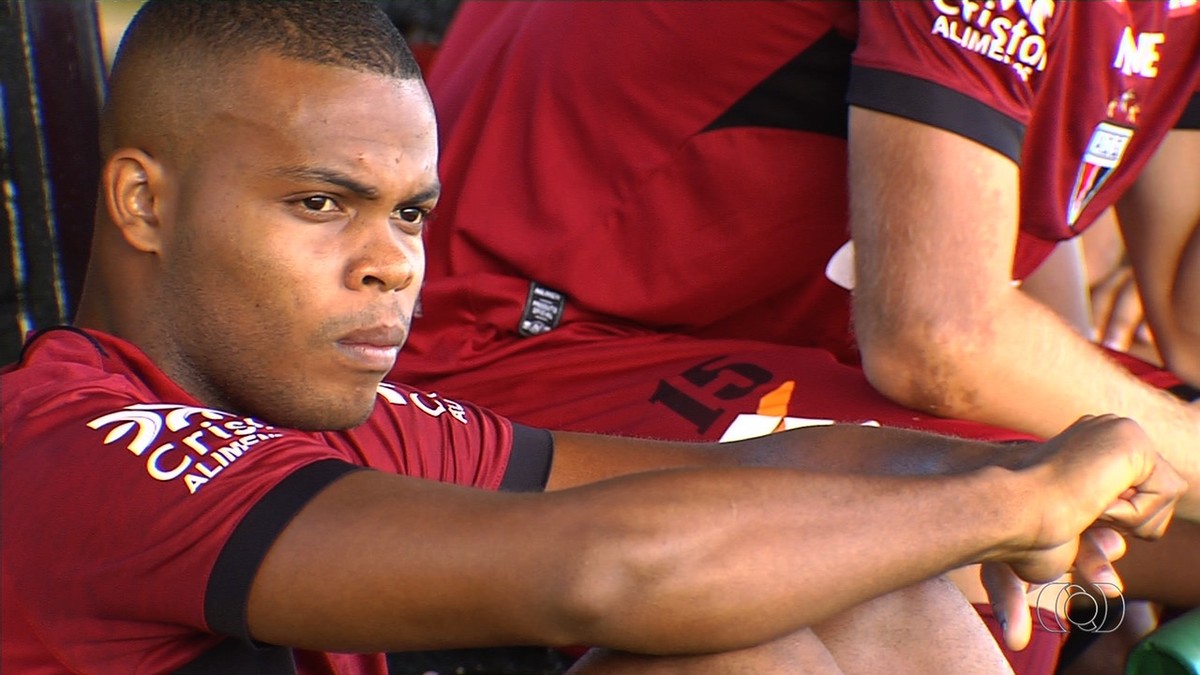 Seis jogos, nenhum gol: Atlético-GO dispensa atacante Vinícius Tanque ...