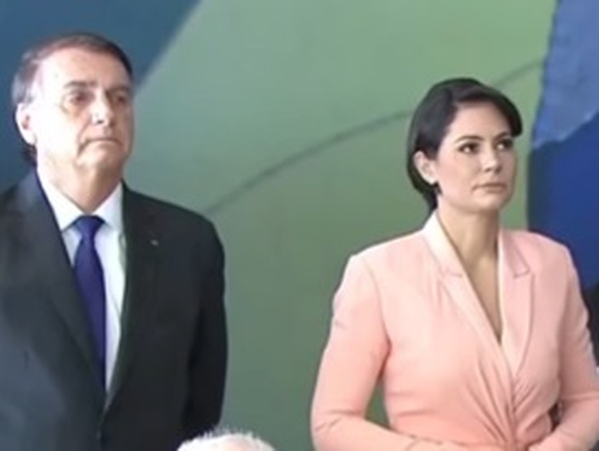 Bolsonaro chora durante evento militar