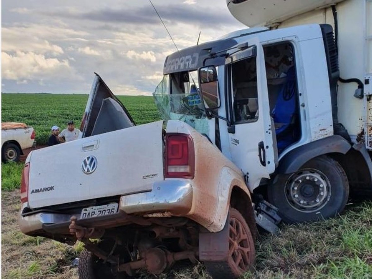 Acidente Entre Caminhonete E Dois Caminhões Mata Motorista E Deixa Um