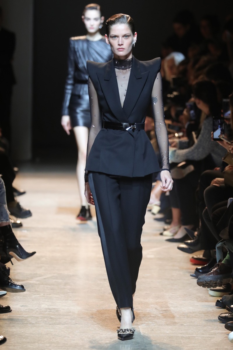 Mugler passeia em seu habitat natural com inverno 2018 oitentista ...