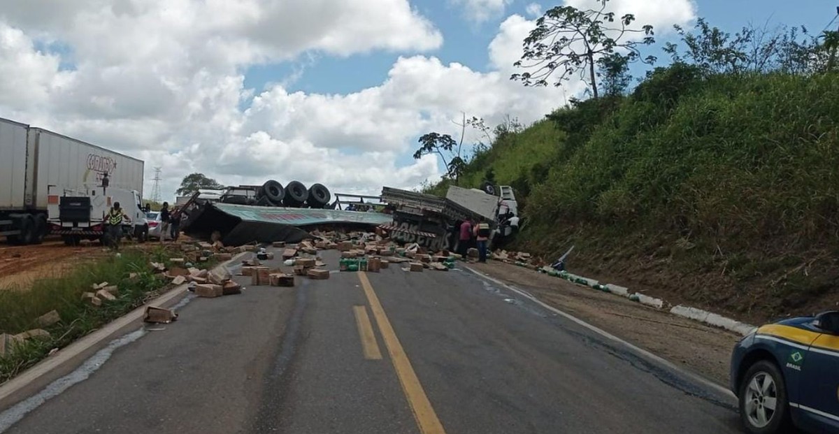Motorista fica ferido em acidente entre carreta e caminhão na BR-101 em Carmópolis | Sergipe | G1
