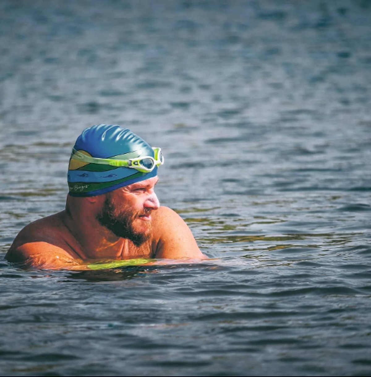 Atleta de Patos de Minas faz desafio em águas abertas do Leme ao Pontal ...