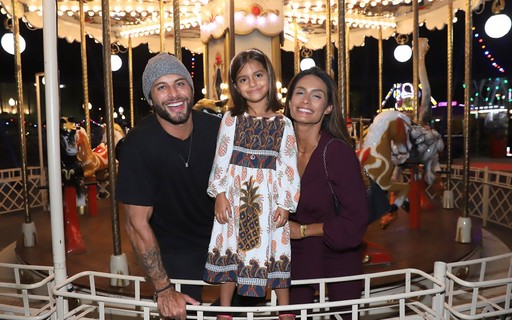 Jesus Luz e Carol Ramiro celebram aniversário da filha em parque no Rio ...
