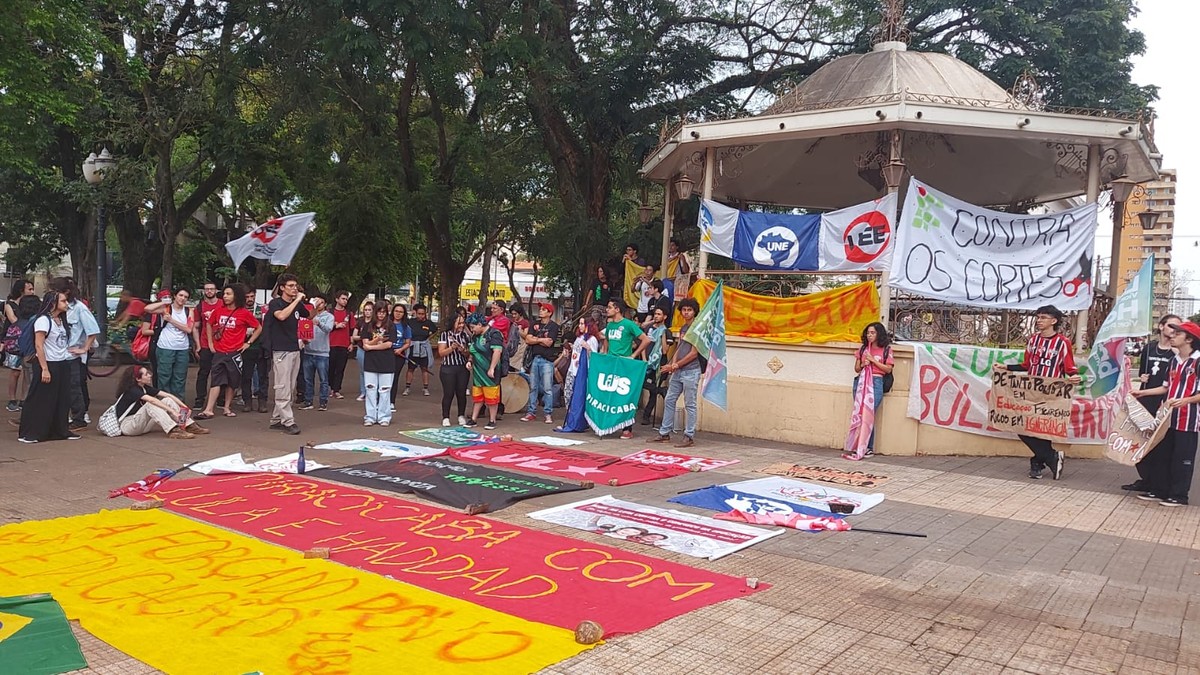 Universitários realizam ato em defesa da educação em Piracicaba ...