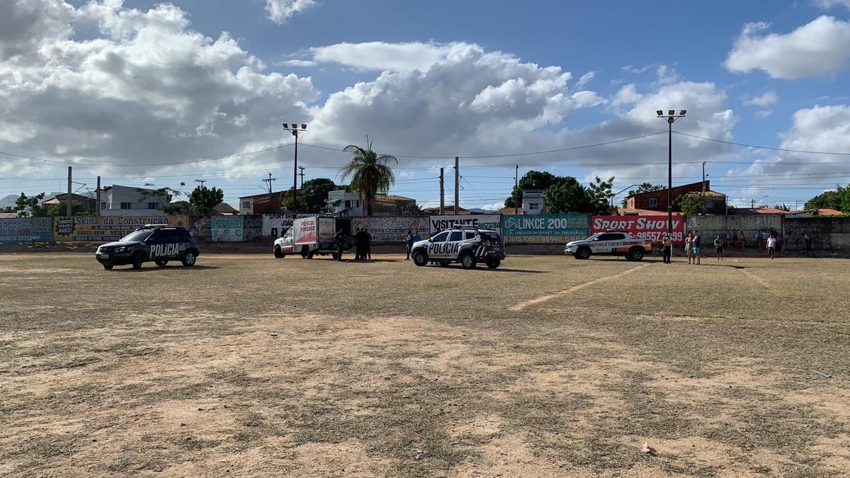 Jovem é assassinado a tiros enquanto usava drogas em campo de futebol ...
