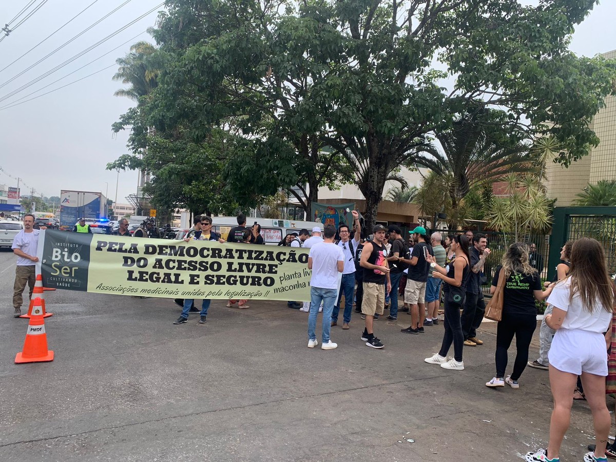 Grupo protesta em frente ao CFM, em Brasília, contra restrição à ...