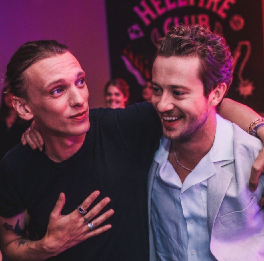 Vídeo Mostra Jamie Campbell Bower E Joseph Quinn Ao Som De Evidências