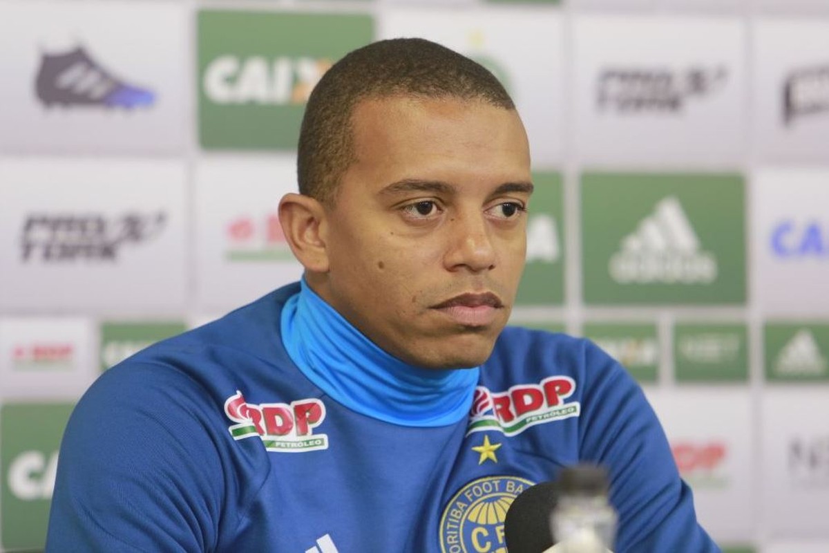 William Matheus faz mistério sobre titularidade, mas avisa: "Me sinto ...