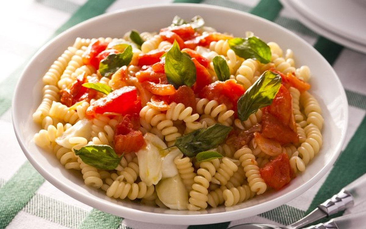 Salada italiana de tomate, macarrão e manjericão | Saladas | Receitas