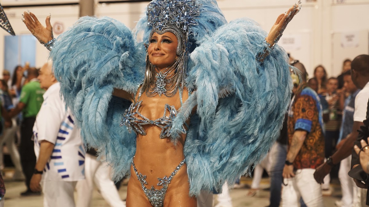 FOTOS: musas e musos do segundo dia de desfiles das escolas de samba do Grupo Especial no Rio de ...