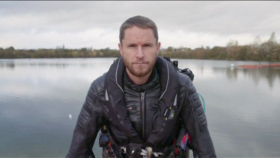 Inventor atravessa lago com traje a jato e bate recorde mundial | Mundo ...