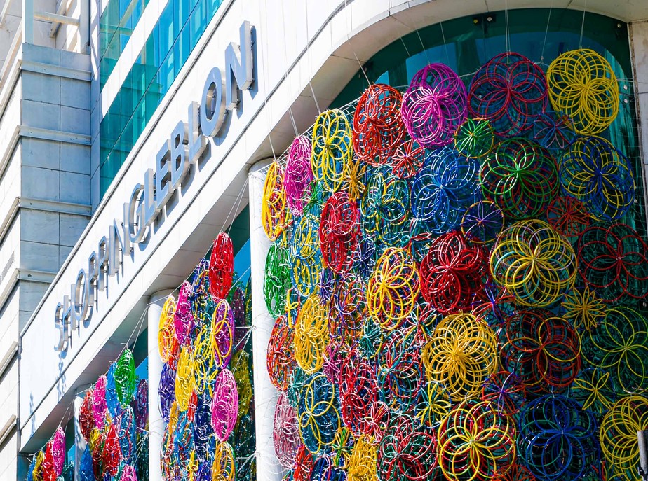 É primavera! Seis mil bambolês enchem de flores e cores a fachada do ...