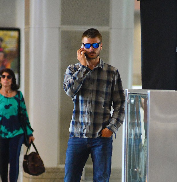 Eu quero! Rodrigo Hilbert faz selfie com fã em aeroporto - Quem | QUEM News