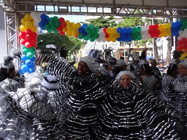 G1 - Recife comemora aniversário com bolo de 476 kg e plantio de ...