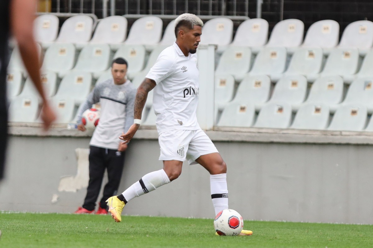 Ivonei se destaca com gols e assistências no time sub-20 do Santos ...