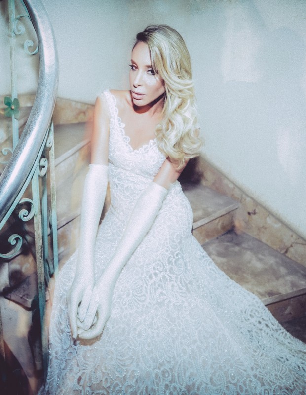 Top transexual Carol Marra posa vestida de noiva para revista espanhola ...
