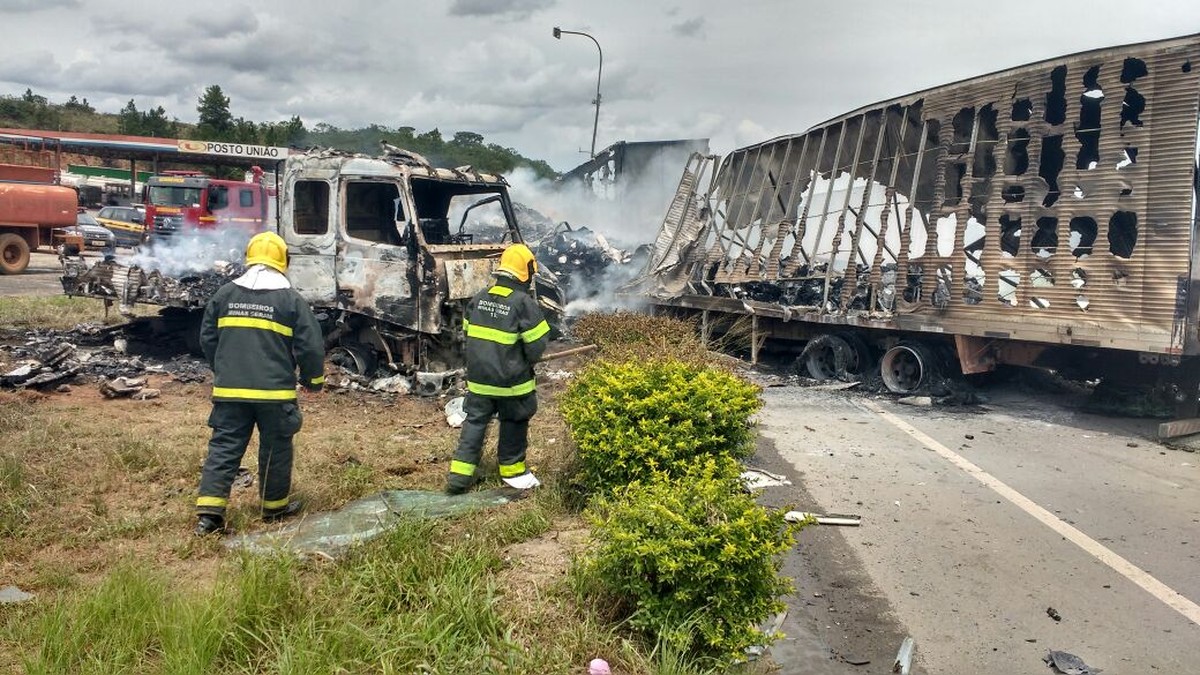 Carretas batem de frente, pegam fogo e motorista morre carbonizado na BR-251 | Grande Minas | G1