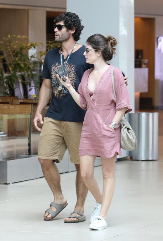 Fernanda Mader deixa sutiã à mostra em passeio com Dudu Azevedo - Quem ...